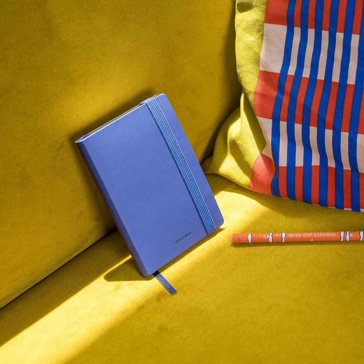 16-Month Small Weekly Diary with Notebook - 2025/2026 AURA | Legami.com